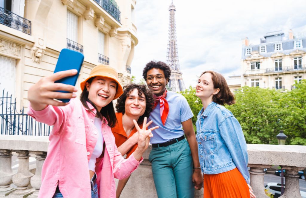7 Must-Do Paris Activities For Friends | Activitygift